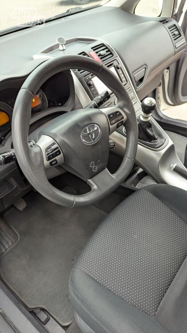 Balts Toyota Auris 2012 Viļņa, ar dzinēja tilpumu 2.00 L un nobraukumu 257 tūkst. km par 5300 €, foto 7 vietnē AUTOMOTO.COM.LV