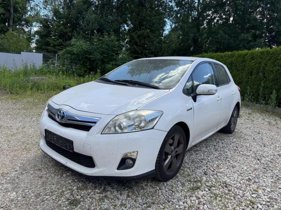 White Toyota Auris 2012 in Alytus, with an engine capacity of 1.80 L and mileage of 289 thousand km for 4950 €, photo 1 on AUTOMOTO.COM.LV