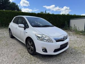 White Toyota Auris 2012 in Alytus, with an engine capacity of 1.80 L and mileage of 289 thousand km for 4950 €, photo 3 on AUTOMOTO.COM.LV