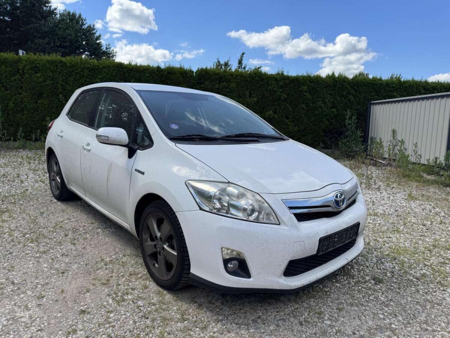 White Toyota Auris 2012 in Alytus, with an engine capacity of 1.80 L and mileage of 289 thousand km for 4950 €, photo 3 on AUTOMOTO.COM.LV