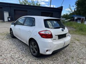 White Toyota Auris 2012 in Alytus, with an engine capacity of 1.80 L and mileage of 289 thousand km for 4950 €, photo 4 on AUTOMOTO.COM.LV
