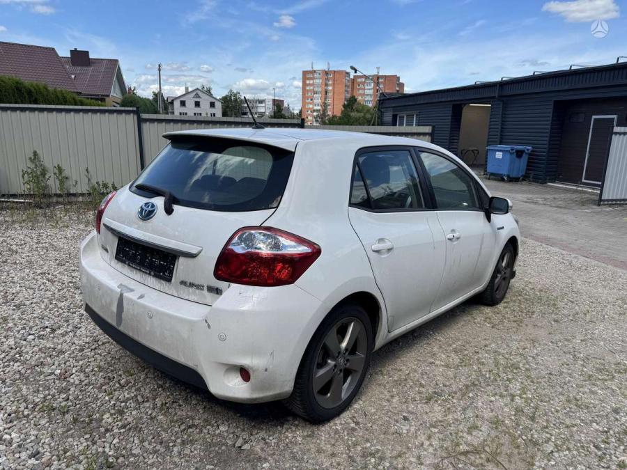 White Toyota Auris 2012 in Alytus, with an engine capacity of 1.80 L and mileage of 289 thousand km for 4950 €, photo 5 on AUTOMOTO.COM.LV