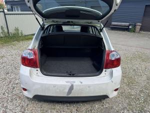 White Toyota Auris 2012 in Alytus, with an engine capacity of 1.80 L and mileage of 289 thousand km for 4950 €, photo 6 on AUTOMOTO.COM.LV