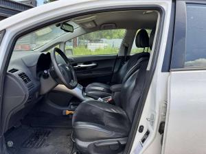 White Toyota Auris 2012 in Alytus, with an engine capacity of 1.80 L and mileage of 289 thousand km for 4950 €, photo 7 on AUTOMOTO.COM.LV