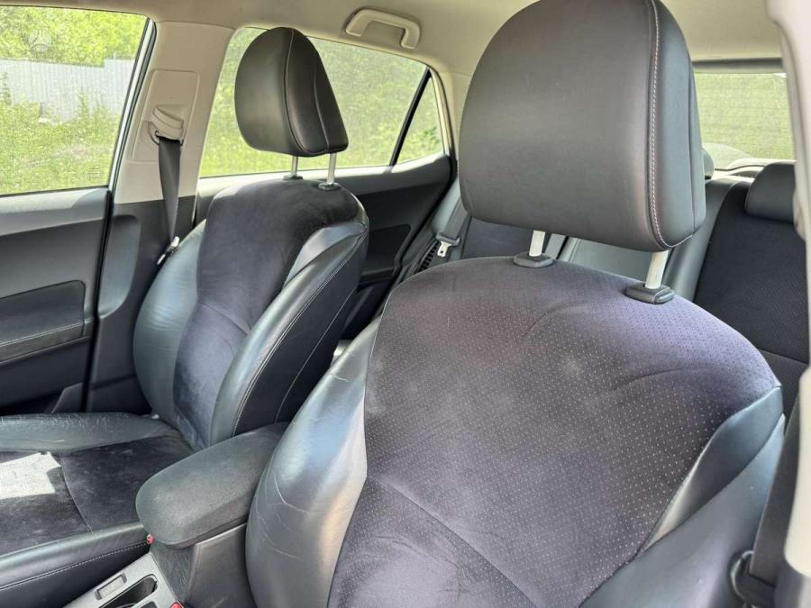 White Toyota Auris 2012 in Alytus, with an engine capacity of 1.80 L and mileage of 289 thousand km for 4950 €, photo 9 on AUTOMOTO.COM.LV