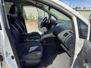 White Toyota Auris 2012 in Alytus, with an engine capacity of 1.80 L and mileage of 289 thousand km for 4950 €, photo 10 on AUTOMOTO.COM.LV