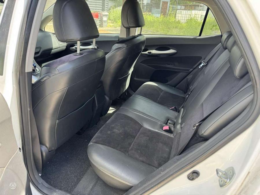 White Toyota Auris 2012 in Alytus, with an engine capacity of 1.80 L and mileage of 289 thousand km for 4950 €, photo 11 on AUTOMOTO.COM.LV