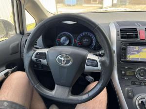 White Toyota Auris 2012 in Alytus, with an engine capacity of 1.80 L and mileage of 289 thousand km for 4950 €, photo 12 on AUTOMOTO.COM.LV