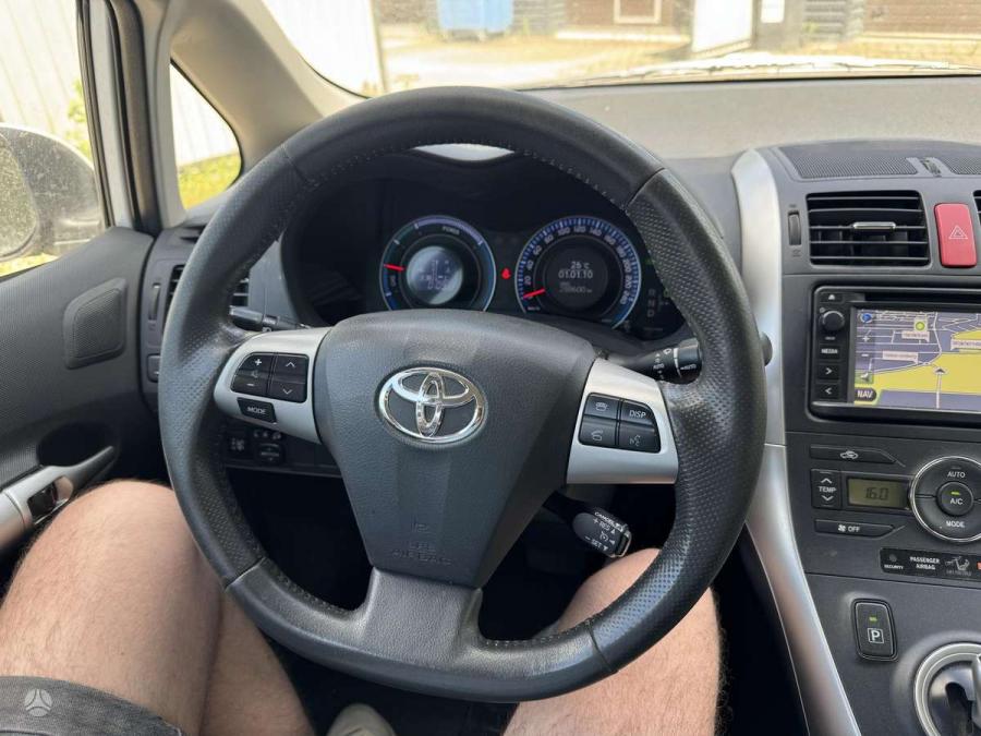 White Toyota Auris 2012 in Alytus, with an engine capacity of 1.80 L and mileage of 289 thousand km for 4950 €, photo 12 on AUTOMOTO.COM.LV