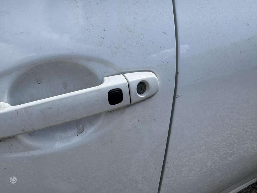 White Toyota Auris 2012 in Alytus, with an engine capacity of 1.80 L and mileage of 289 thousand km for 4950 €, photo 19 on AUTOMOTO.COM.LV