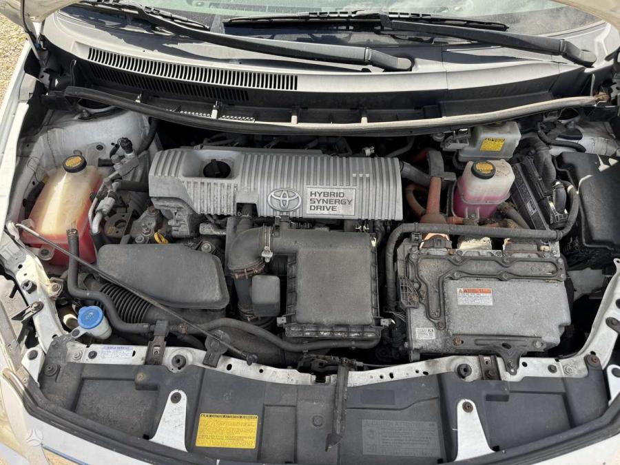 White Toyota Auris 2012 in Alytus, with an engine capacity of 1.80 L and mileage of 289 thousand km for 4950 €, photo 24 on AUTOMOTO.COM.LV