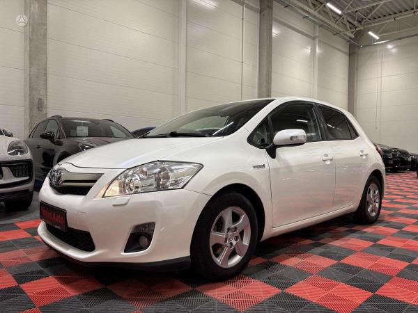White Toyota Auris 2012 in Vilnius, with an engine capacity of 1.80 L and mileage of 118 thousand km for 7490 €, photo 1 on AUTOMOTO.COM.LV