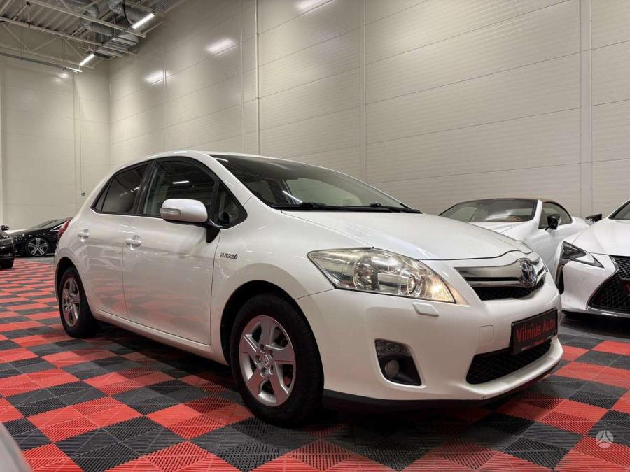 White Toyota Auris 2012 in Vilnius, with an engine capacity of 1.80 L and mileage of 118 thousand km for 7490 €, photo 4 on AUTOMOTO.COM.LV