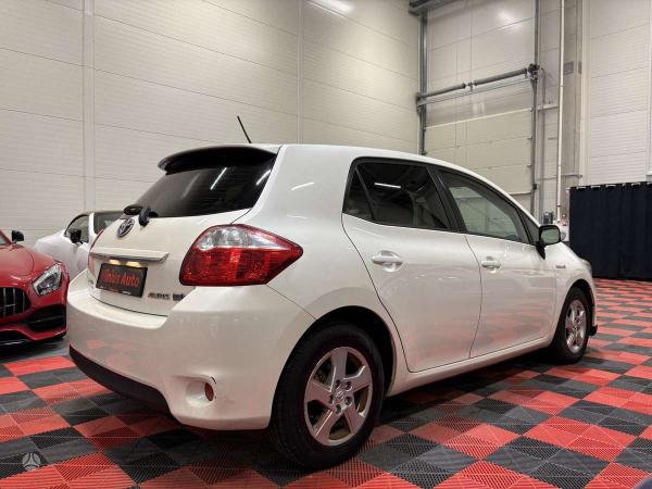White Toyota Auris 2012 in Vilnius, with an engine capacity of 1.80 L and mileage of 118 thousand km for 7490 €, photo 4 on AUTOMOTO.COM.LV