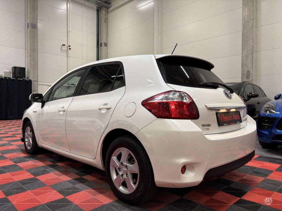 White Toyota Auris 2012 in Vilnius, with an engine capacity of 1.80 L and mileage of 118 thousand km for 7490 €, photo 7 on AUTOMOTO.COM.LV