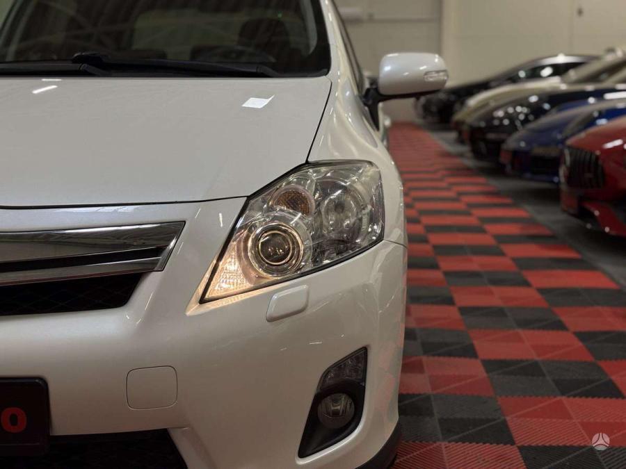 White Toyota Auris 2012 in Vilnius, with an engine capacity of 1.80 L and mileage of 118 thousand km for 7490 €, photo 8 on AUTOMOTO.COM.LV
