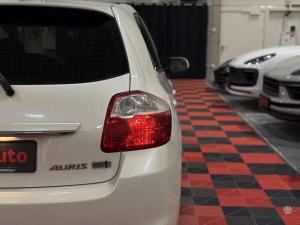 White Toyota Auris 2012 in Vilnius, with an engine capacity of 1.80 L and mileage of 118 thousand km for 7490 €, photo 9 on AUTOMOTO.COM.LV