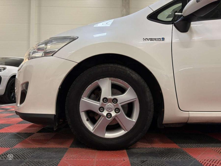 White Toyota Auris 2012 in Vilnius, with an engine capacity of 1.80 L and mileage of 118 thousand km for 7490 €, photo 10 on AUTOMOTO.COM.LV