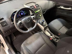 White Toyota Auris 2012 in Vilnius, with an engine capacity of 1.80 L and mileage of 118 thousand km for 7490 €, photo 11 on AUTOMOTO.COM.LV