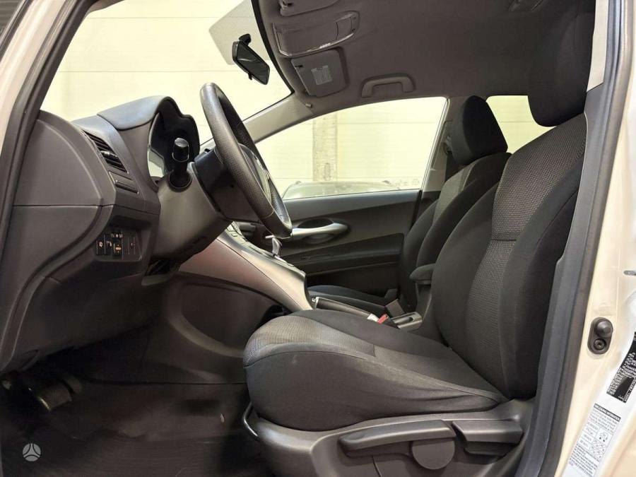 White Toyota Auris 2012 in Vilnius, with an engine capacity of 1.80 L and mileage of 118 thousand km for 7490 €, photo 13 on AUTOMOTO.COM.LV