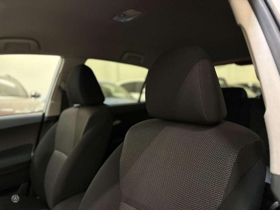 White Toyota Auris 2012 in Vilnius, with an engine capacity of 1.80 L and mileage of 118 thousand km for 7490 €, photo 14 on AUTOMOTO.COM.LV