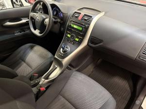 White Toyota Auris 2012 in Vilnius, with an engine capacity of 1.80 L and mileage of 118 thousand km for 7490 €, photo 15 on AUTOMOTO.COM.LV