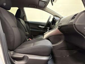 White Toyota Auris 2012 in Vilnius, with an engine capacity of 1.80 L and mileage of 118 thousand km for 7490 €, photo 16 on AUTOMOTO.COM.LV