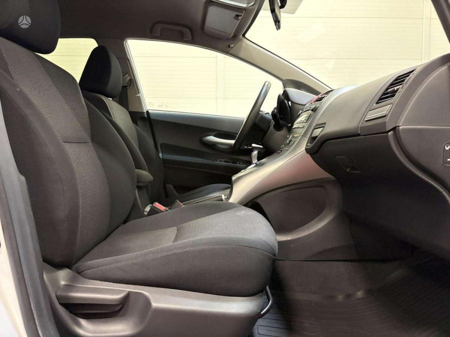 White Toyota Auris 2012 in Vilnius, with an engine capacity of 1.80 L and mileage of 118 thousand km for 7490 €, photo 16 on AUTOMOTO.COM.LV
