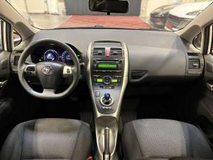 White Toyota Auris 2012 in Vilnius, with an engine capacity of 1.80 L and mileage of 118 thousand km for 7490 €, photo 17 on AUTOMOTO.COM.LV