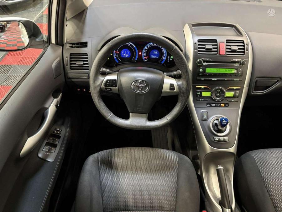 White Toyota Auris 2012 in Vilnius, with an engine capacity of 1.80 L and mileage of 118 thousand km for 7490 €, photo 18 on AUTOMOTO.COM.LV
