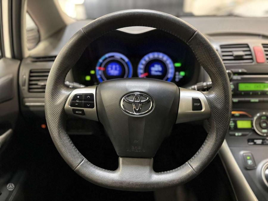 White Toyota Auris 2012 in Vilnius, with an engine capacity of 1.80 L and mileage of 118 thousand km for 7490 €, photo 19 on AUTOMOTO.COM.LV