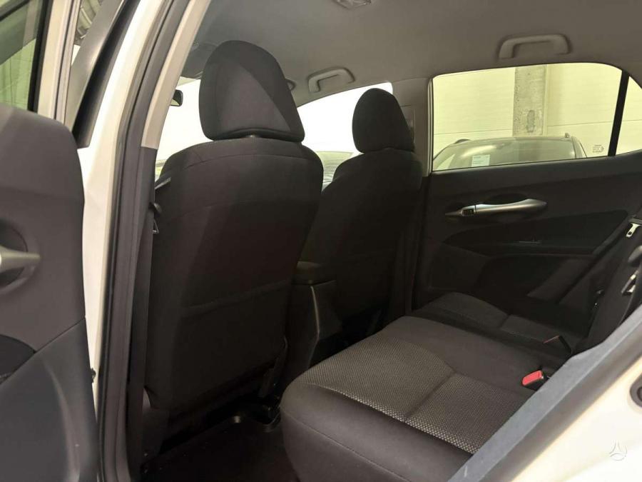 White Toyota Auris 2012 in Vilnius, with an engine capacity of 1.80 L and mileage of 118 thousand km for 7490 €, photo 23 on AUTOMOTO.COM.LV