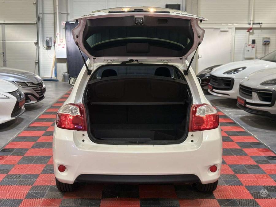 White Toyota Auris 2012 in Vilnius, with an engine capacity of 1.80 L and mileage of 118 thousand km for 7490 €, photo 25 on AUTOMOTO.COM.LV