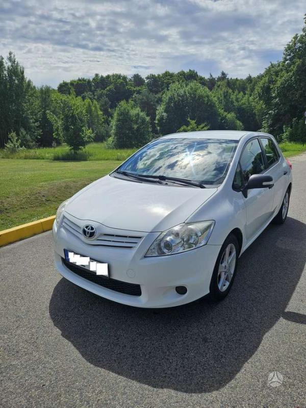 White Toyota Auris 2012 in Vilnius, with an engine capacity of 1.33 L and mileage of 229 thousand km for 3500 €, photo 1 on AUTOMOTO.COM.LV