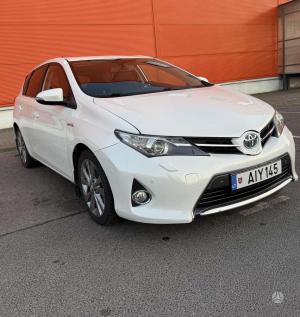 Balts Toyota Auris 2012 Viļņa, ar dzinēja tilpumu 1.80 L un nobraukumu 238 tūkst. km par 8100 €, foto  vietnē AUTOMOTO.COM.LV