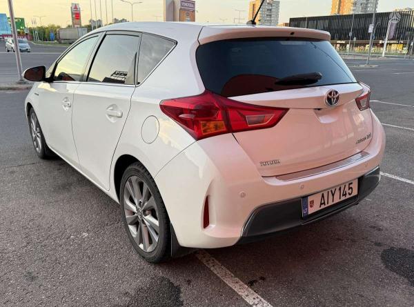 Balts Toyota Auris 2012 Viļņa, ar dzinēja tilpumu 1.80 L un nobraukumu 238 tūkst. km par 8100 €, foto 4 vietnē AUTOMOTO.COM.LV