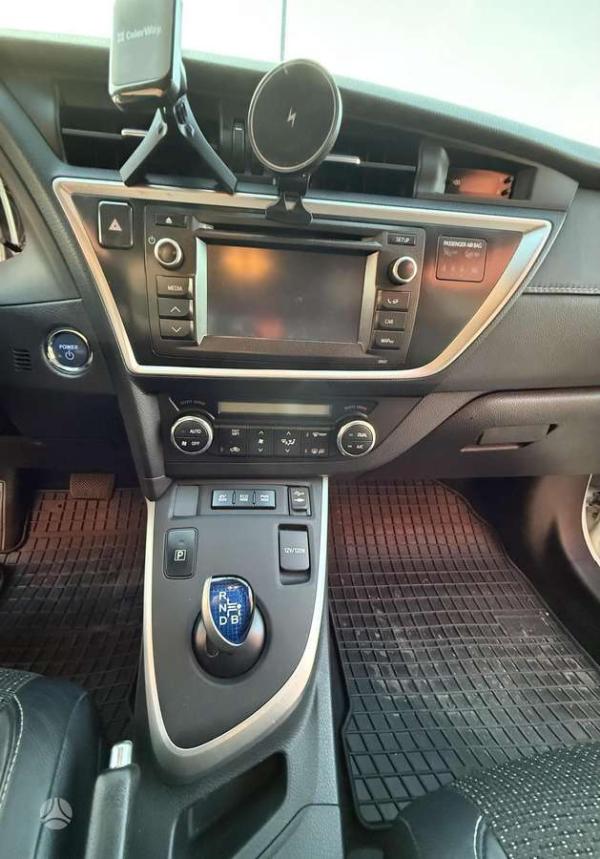 Balts Toyota Auris 2012 Viļņa, ar dzinēja tilpumu 1.80 L un nobraukumu 238 tūkst. km par 8100 €, foto 9 vietnē AUTOMOTO.COM.LV