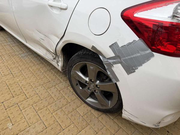 Balts Toyota Auris 2012 Šauļi, ar dzinēja tilpumu 1.80 L un nobraukumu 291 tūkst. km par 3950 €, foto 5 vietnē AUTOMOTO.COM.LV
