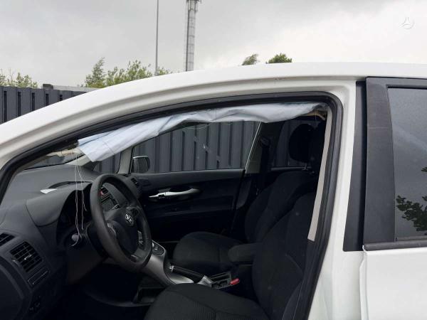 Balts Toyota Auris 2012 Šauļi, ar dzinēja tilpumu 1.80 L un nobraukumu 291 tūkst. km par 3950 €, foto 7 vietnē AUTOMOTO.COM.LV