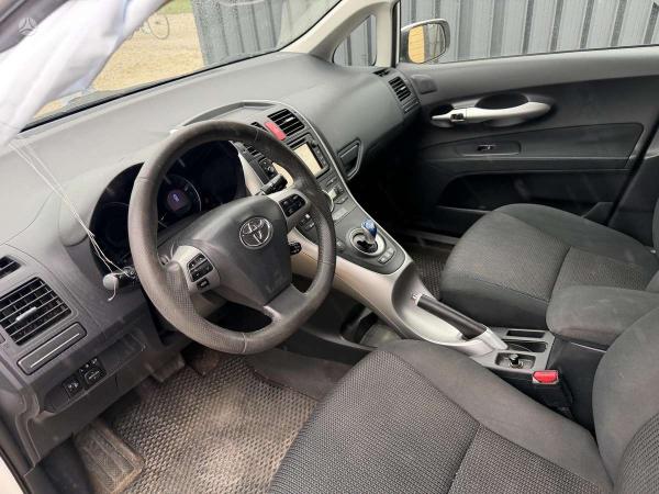 Balts Toyota Auris 2012 Šauļi, ar dzinēja tilpumu 1.80 L un nobraukumu 291 tūkst. km par 3950 €, foto 8 vietnē AUTOMOTO.COM.LV