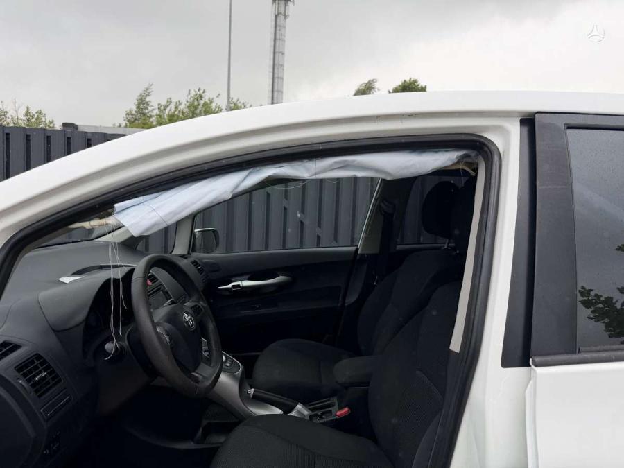 Balts Toyota Auris 2012 Šauļi, ar dzinēja tilpumu 1.80 L un nobraukumu 291 tūkst. km par 3950 €, foto 8 vietnē AUTOMOTO.COM.LV