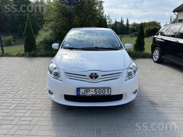 White Toyota Auris 2012 in Riga, with an engine capacity of 1.40 L and mileage of 265 thousand km for 2300 €, photo 1 on AUTOMOTO.COM.LV
