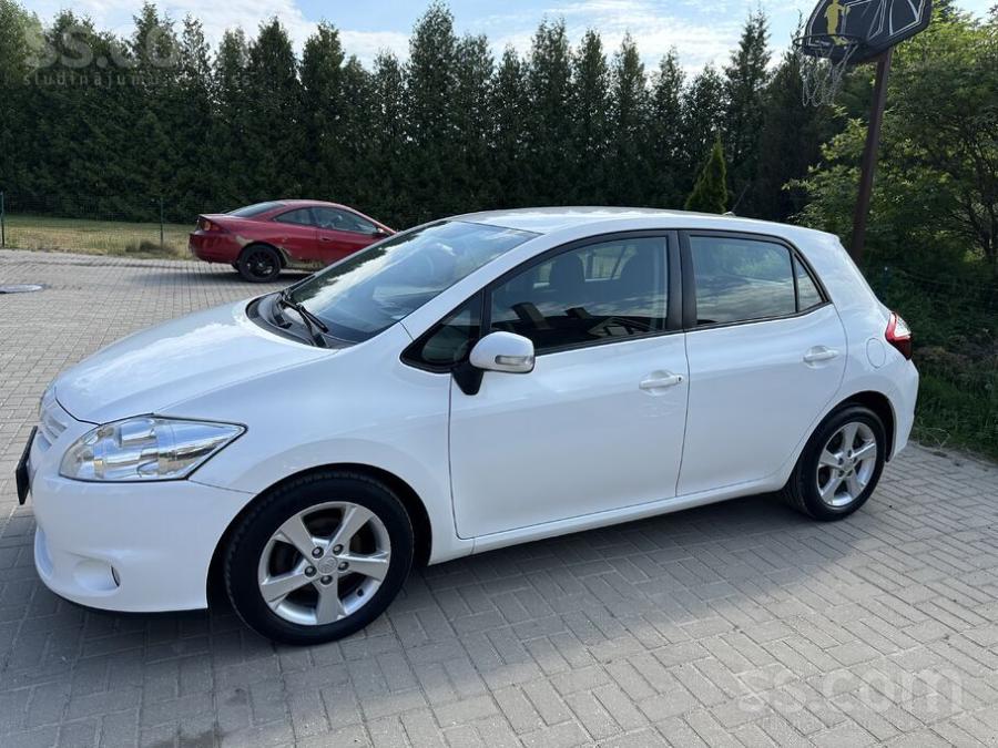Balts Toyota Auris 2012 Rīga, ar dzinēja tilpumu 1.40 L un nobraukumu 265 tūkst. km par 2300 €, foto 4 vietnē AUTOMOTO.COM.LV