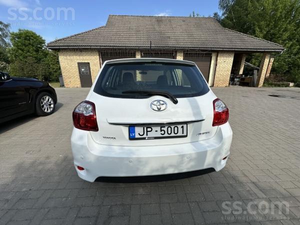 White Toyota Auris 2012 in Riga, with an engine capacity of 1.40 L and mileage of 265 thousand km for 2300 €, photo 5 on AUTOMOTO.COM.LV
