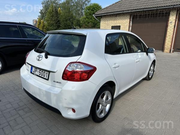 White Toyota Auris 2012 in Riga, with an engine capacity of 1.40 L and mileage of 265 thousand km for 2300 €, photo 6 on AUTOMOTO.COM.LV