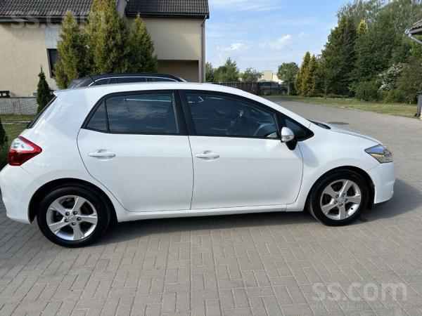 White Toyota Auris 2012 in Riga, with an engine capacity of 1.40 L and mileage of 265 thousand km for 2300 €, photo 7 on AUTOMOTO.COM.LV