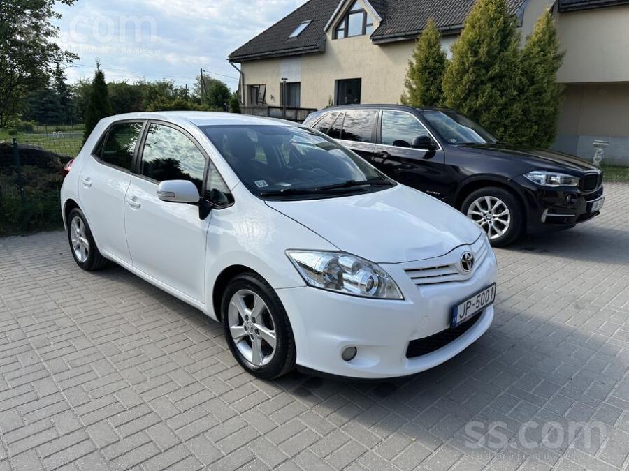 Balts Toyota Auris 2012 Rīga, ar dzinēja tilpumu 1.40 L un nobraukumu 265 tūkst. km par 2300 €, foto 9 vietnē AUTOMOTO.COM.LV