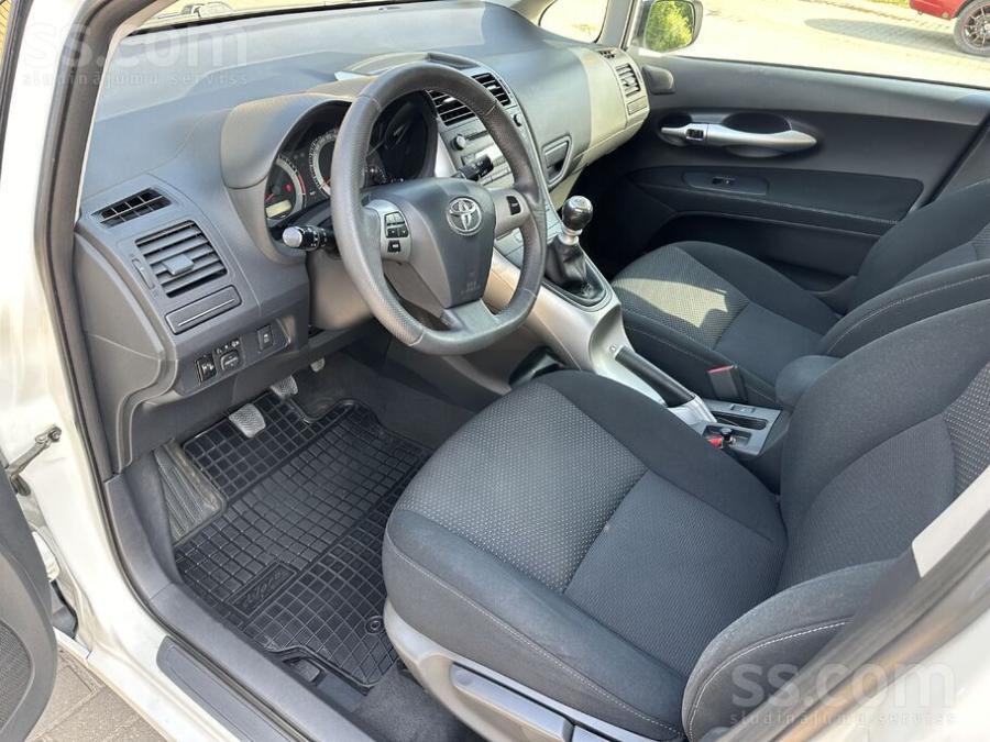 Balts Toyota Auris 2012 Rīga, ar dzinēja tilpumu 1.40 L un nobraukumu 265 tūkst. km par 2300 €, foto 11 vietnē AUTOMOTO.COM.LV