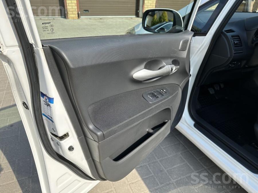 Balts Toyota Auris 2012 Rīga, ar dzinēja tilpumu 1.40 L un nobraukumu 265 tūkst. km par 2300 €, foto 12 vietnē AUTOMOTO.COM.LV