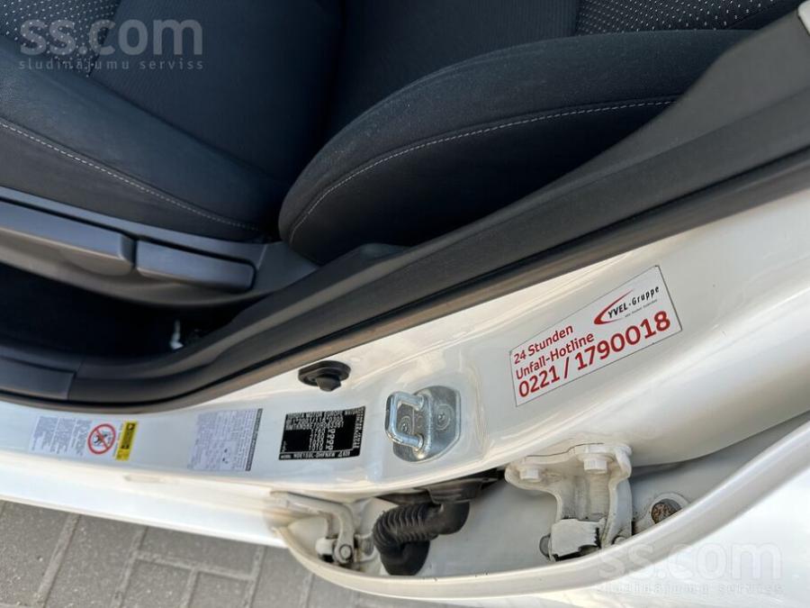 Balts Toyota Auris 2012 Rīga, ar dzinēja tilpumu 1.40 L un nobraukumu 265 tūkst. km par 2300 €, foto 13 vietnē AUTOMOTO.COM.LV